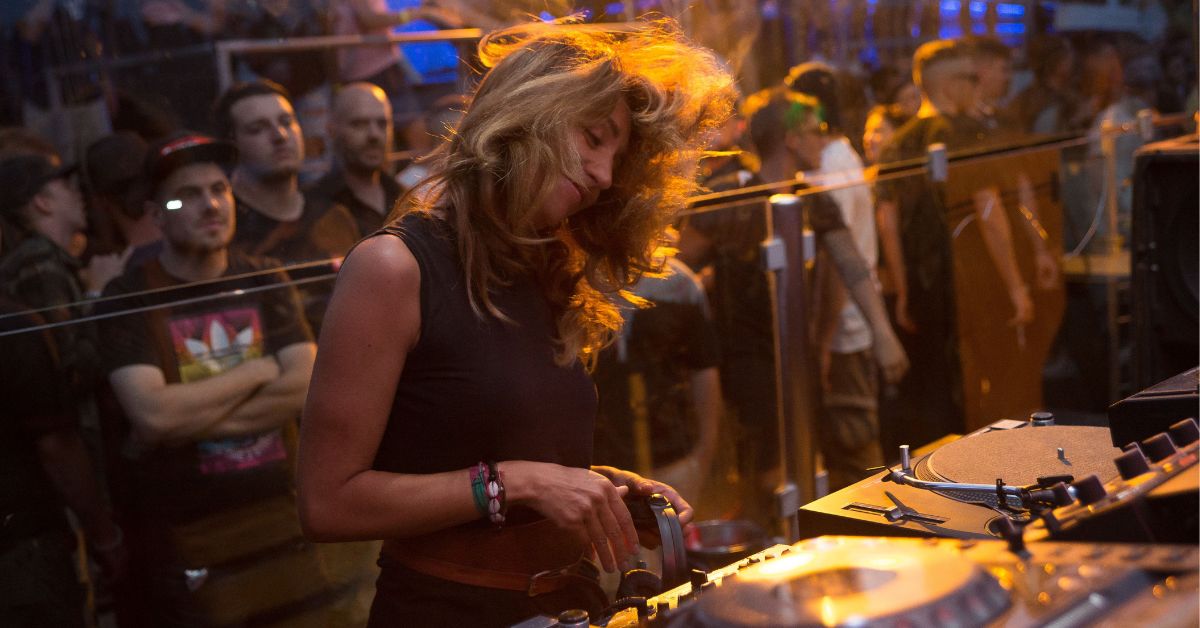 5 collectifs féministes qui font bouger le milieu du DJing à Bruxelles ...