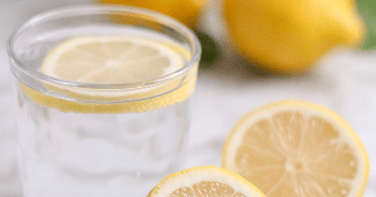 Boire de l'eau tiède et du citron le matin à jeun : bonne ou mauvaise ...