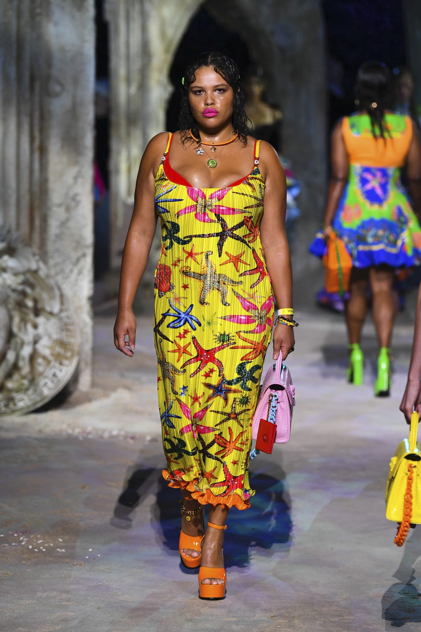 Versace stuurt voor het eerst plussize modellen de catwalk op - Marie ...